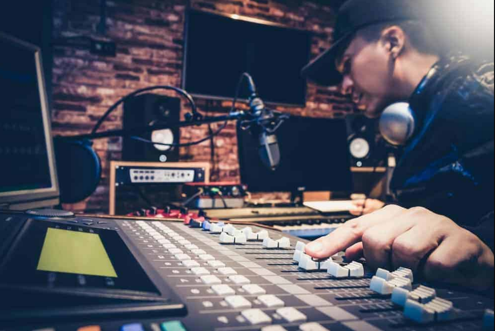 what-is-a-dsp-in-music-studio-vs-live-performance-hollyland