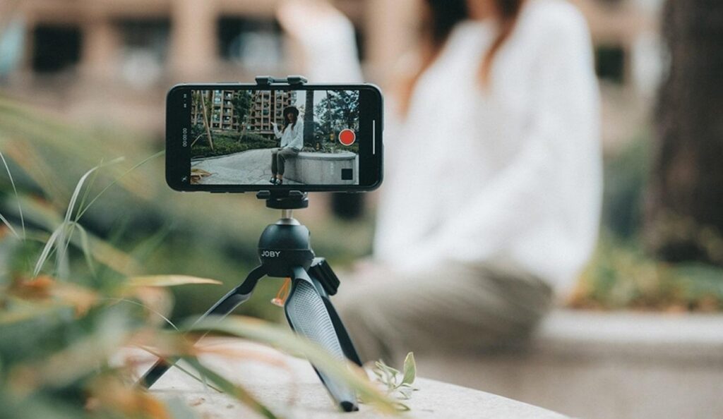 Top 5 Tripods Recommended by Vlogging Experts - Hollyland