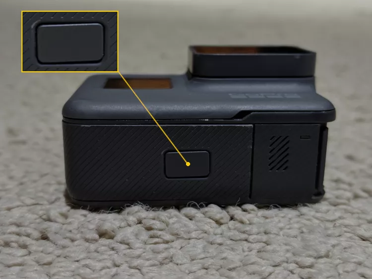 How To Open GoPro Battery Door [Step by Step] - Hollyland